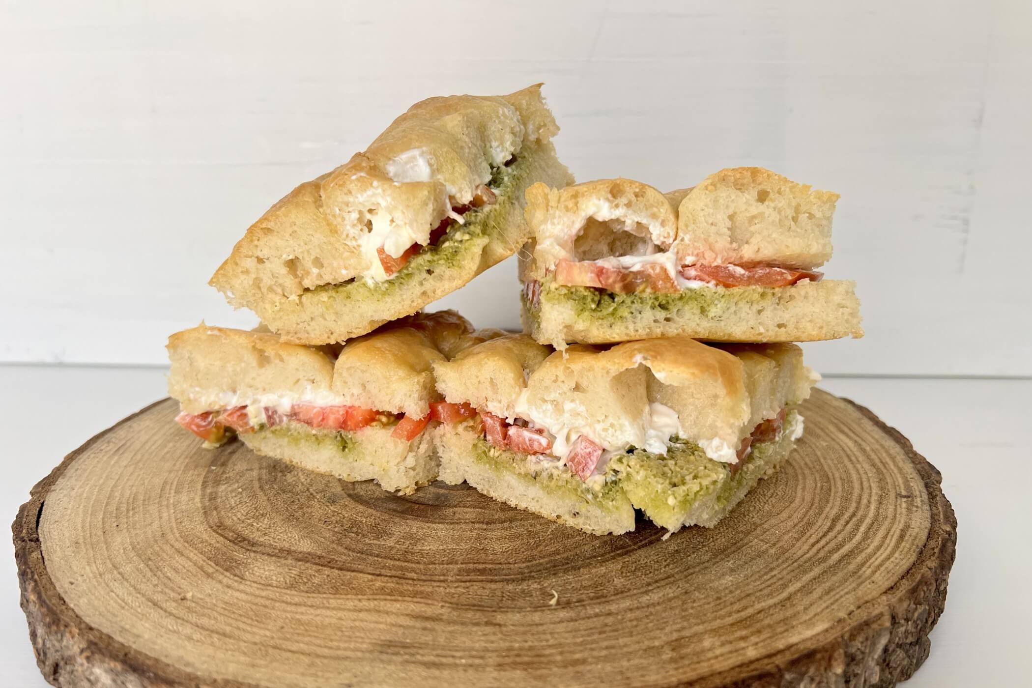 Focaccia farcita: un tricolore di sapori da mangiare con le mani ...