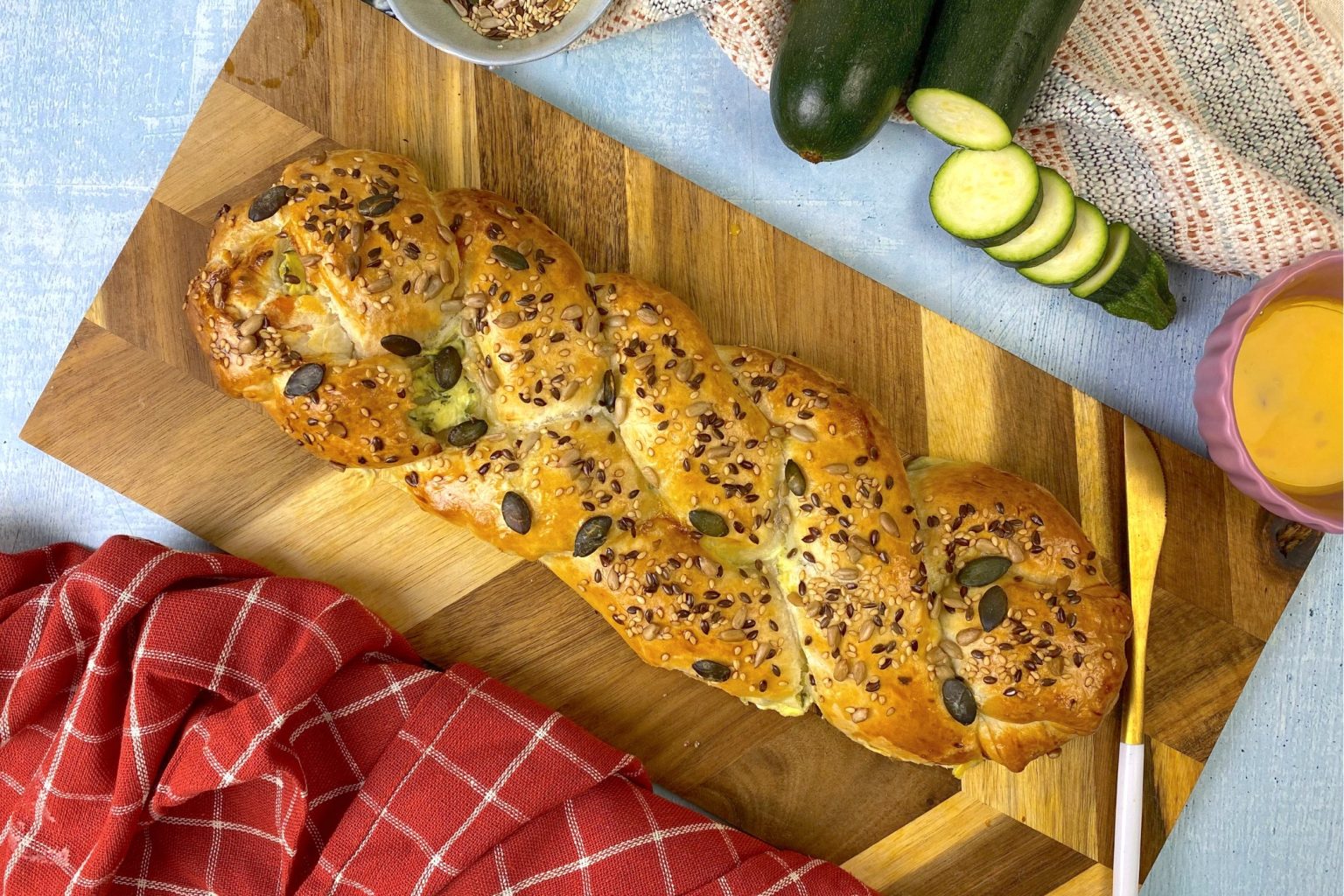 Treccia di pasta sfoglia al salmone: l’antipasto facile e creativo ...