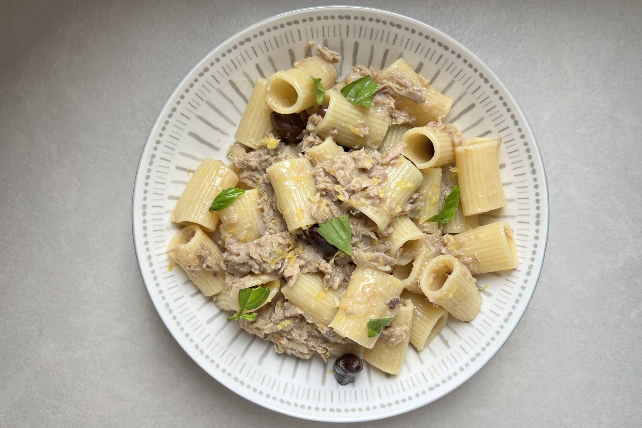 Pasta al tonno e olive: un classico che ti conquista - MoltoFood